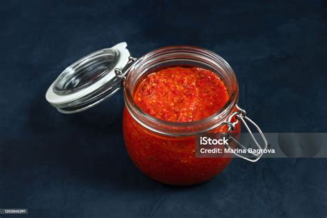 뜨거운 칠리 페퍼 소스 페이스트 하리사 아지카 전통 튀니지 그루지야어 및 아랍 요리 유리 병에 수제 장미 하리사 건조 식품에