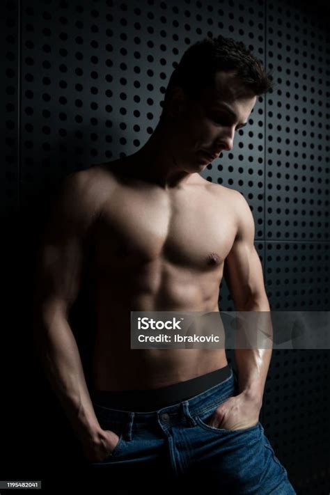 벽 포즈를 취하는 것에 대해 강하게 서있는 모델 건강한 생활방식에 대한 스톡 사진 및 기타 이미지 건강한 생활방식 근육 강화운동 근육질 체격 Istock