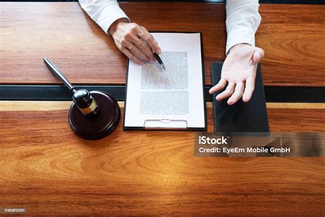 법원의 책상에서 몸짓하는 문서를 가진 남성 판사의 자른 손 남자에 대한 스톡 사진 및 기타 이미지 남자 목재 재료 몸짓
