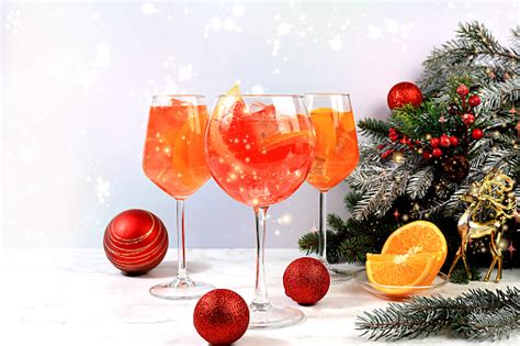 크리스마스 알코올 칵테일 Aperol Spritz는 전나무 가지와 장식 바 컨셉과 새해 전야 파티에서 알코올 음료와 함께 축제