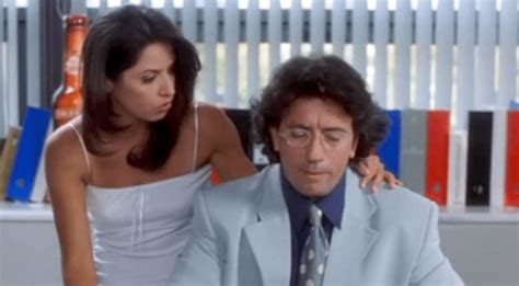 Καίγομαι καίγομαι Γιατί η θρυλική σκηνή του Safe Sex που γυρίστηκε στα μουλωχτά σε τράπεζα