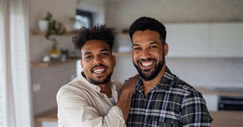 Retrato De Hermanos Adultos Jóvenes En La Cocina En El Interior De La