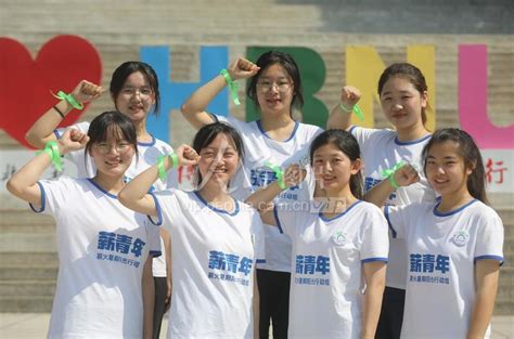安徽淮北大学生支教出征 人民图片网