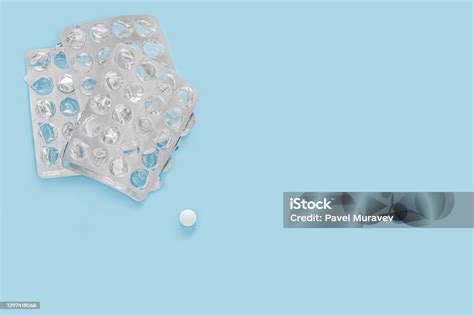 마지막 알약 빈 알약 포장 약물 부족 결핍 개념 알 약의 빈 팩과 푸른 배경에 고립 된 마지막 알 약 맨 위 보기 약에 대한 스톡 사진 및 기타 이미지 Istock