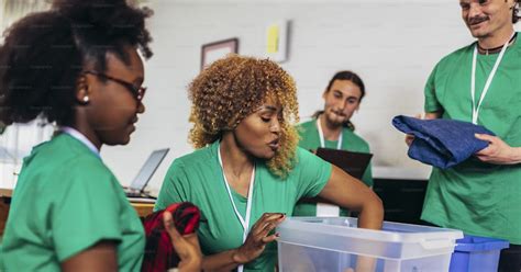 기부 상자에 옷을 넣는 자원 봉사자 자선 단체에 메모를 작성하는 사회 복지사 사진 Unsplash의 사람 이미지