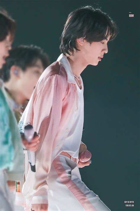 Bts Community Posts ジンくんtime🐹 なんだか心が浄化されるジンくんの立ち姿🌟 かっこいい💜
