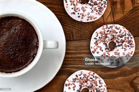 카페인의 향기로운 커피 전체 함께 매우 맛 있는 달콤한 도넛은 정신적 육체적 모든 노력 후 잊을 수 없는 맛과 휴식 경험 개체