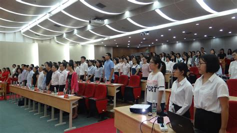 翻译学院举行“七一”表彰大会暨入党宣誓仪式 广东外语外贸大学新闻中心
