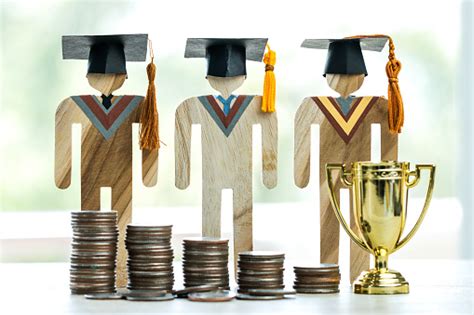 성취 성공 개념의 교육 졸업 학생 대학 모델과 함께 돈 동전을 상승 황금 트로피 우승자 경영 연구 대회 리더십과 삶의 영감