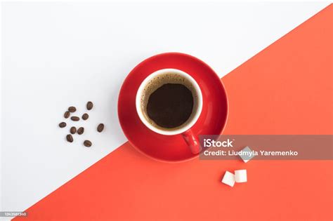 양색 배경의 중앙에 빨간 컵에 블랙 커피 공간을 복사합니다 맨 위 보기입니다 커피 마실 것에 대한 스톡 사진 및 기타 이미지 커피 마실 것 열 개념 0명 Istock