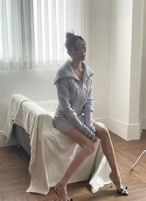 [패션엔] ‘두아이 엄마 김효진 관능미 폭발 슬렌더 몸매의 가을 페미닌룩