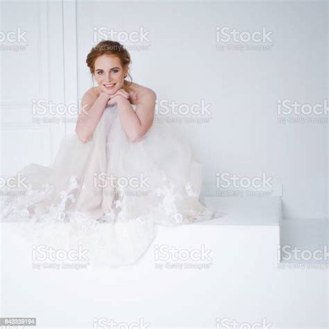 웨딩 드레스에서 아름 다운 여자의 초상화 바닥에 앉아 고급 스러운 드레스 신부 좌석에 대한 스톡 사진 및 기타 이미지 좌석 트레인 의류 장식 결혼 의식 Istock