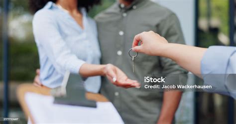 부동산 투자 모기지 성공 및 계약으로 새 집의 열쇠를 가진 커플 손 및 부동산 중개인 보험 또는 거래를 위한 꿈의 집의 판매 문서를 가진 주택 소유자 사람 또는 부동산