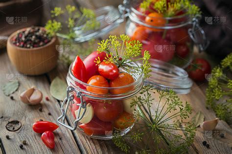 制作健康素食的原料。泡菜。准备保存的番茄。清洁饮食，素食理念