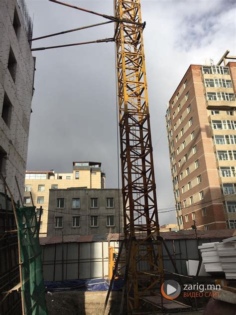 Зүүн тийш хазайлт өгсөн цамхагт краныг буулгажээ