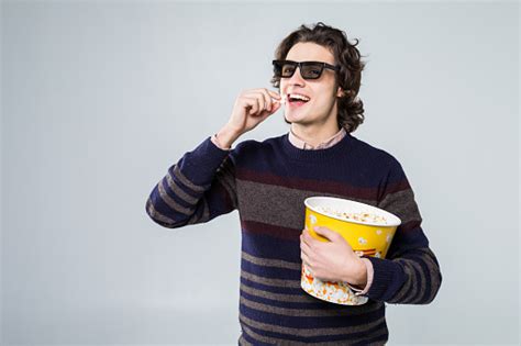 젊은 잘 생긴 남자 와 3d 안경 과 들고 큰 양동이 의 팝콘 위에 고립 된 흰색 배경 가리키기에 대한 스톡 사진 및 기타 이미지 가리키기 공란 남자 Istock