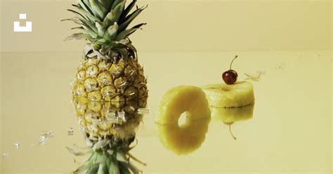 빨간 사과 과일과 파인애플 과일 사진 Unsplash의 무료 파인애플 이미지