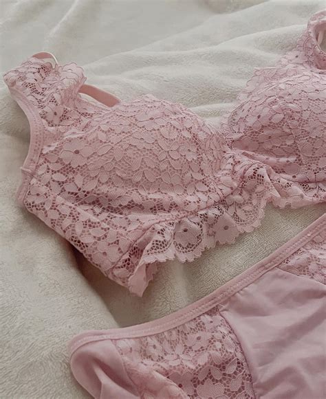 다혜 광고 큐모모~💗 여름에 입기 좋은 홑겹 레이스 브라렛 러브버블 출시 소프트와이어라 착용감도 편안하구 사랑스러운 파스텔 톤이라 여름에 입기 좋아요 ̈