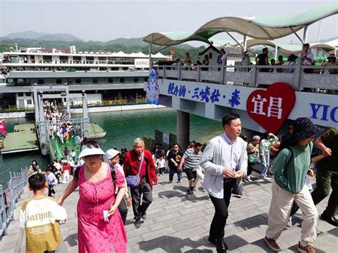 湖北宜昌：五一假期 长江三峡旅游火热 游客摩肩接踵