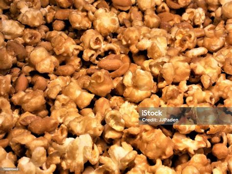 로열티 프리 사진 캐러멜 옥수수 간식 달콤한 음식 배경 바삭바삭하고 맛있는 캐러멜 코팅 팝콘 수제 캐러멜 옥수수 휴가 좋아하는 치료 사탕 가게 좋아하는 세계 최고의 캐러멜
