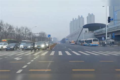 北京早晨有雾东部能见度更差 气象局回复网友：北京明天出太阳北京网友能见度
