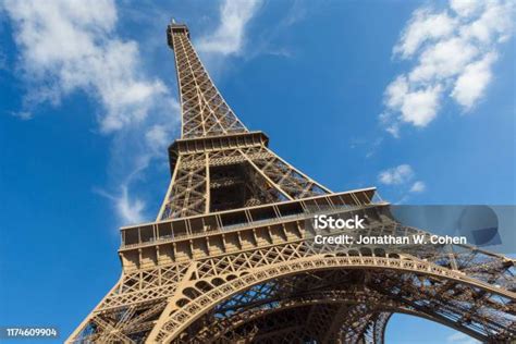 비스듬히 촬영된 에펠탑은 프랑스 파리 샹드마르에 있는 연철 격자탑으로 오후 하늘에 구름이 드리워져 있습니다 낮은 카메라 각도에 대한 스톡 사진 및 기타 이미지 Istock