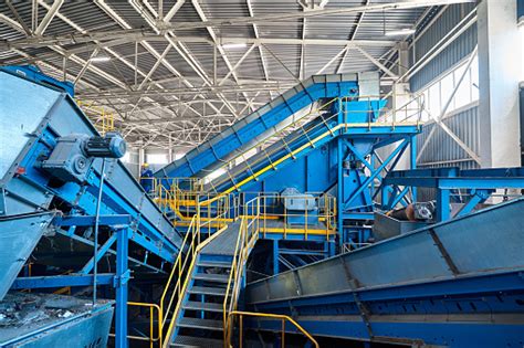 폐기물 처리 공장에서 쓰레기를 운반하는 컨베이어 시스템 Performing Arts Event에 대한 스톡 사진 및 기타 이미지