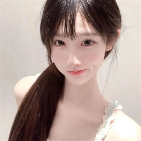 长发披肩的甜美女孩，清新妆容尽显温柔气质 男女头像｜让你眼前一亮的头像表情包图片动图 求表情网 斗图从此不求人