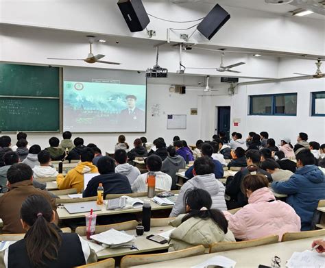 劳模工匠进校园 点亮学子匠心梦物联网学院劳模工匠进校园公益讲座顺利举行