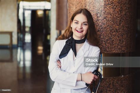 친절 한의 근접 촬영 초상화 웃는 자신감 여성 의사 의료 전문가 청진 기 병원 복도 배경에 서 있는 스크럽 의료 학생 인턴 간호사에 대한 스톡 사진 및 기타 이미지 Istock