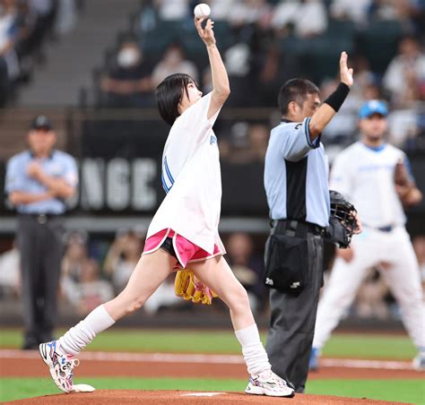 【日本ハム 西武戦】あのちゃん、人生初の始球式 エスコンに衝撃！？ライアンばり美フォーム！ノーバン投球ならず「0点です」