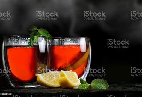 투명 한 유리 컵에 민트와 레몬 증기와 검은 배경에 뜨거운 차 0명에 대한 스톡 사진 및 기타 이미지 0명 건강관리와 의술 건강한 식생활 Istock