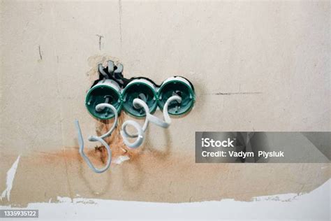 남자는 전기를 만들고있다 유지 보수 수리 는 평면에서 개조 공사 실내 복원 소켓 스위치에 대한 컬러 와이어벽의 구멍 0명에 대한 스톡 사진 및 기타 이미지 Istock