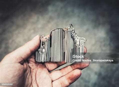 남자는 금속 3d 프린터에 인쇄 된 개체를 들고있다 3차원 인쇄에 대한 스톡 사진 및 기타 이미지 3차원 인쇄 3차원 형태 Revolution Istock