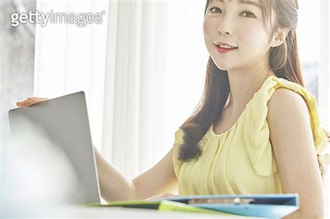 비즈니스우먼커리어우먼젊은여자드레스거실방집회사오피스사무실 이미지 A12024939 게티이미지뱅크