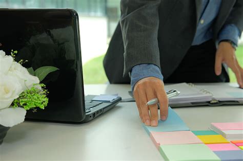 사업 계획 사무실에 조직에 대 한 스티커 메모 알림 일정 개최 계획에 대한 스톡 사진 및 기타 이미지 계획 끈적거리는 남자 Istock