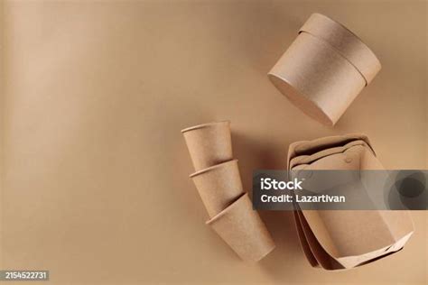 골판지 일회용 컵 베이지 색 배경의 컨테이너 및 상자 제로 웨이스트 개념 복사 공간 0명에 대한 스톡 사진 및 기타 이미지 0명 갈색 용지 감소 Istock