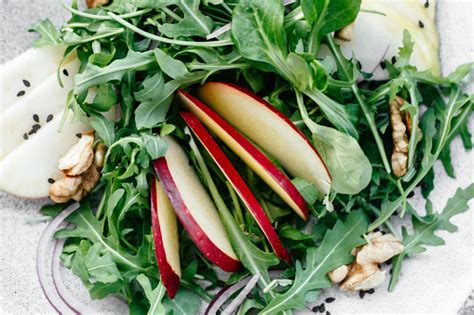 식탁에 접시에 아루굴라 양파 견과류를 곁들인 신선한 사과 채식 샐러드 건강관리와 의술에 대한 스톡 사진 및 기타 이미지 건강관리와 의술 건강한 생활방식 건강한 식생활