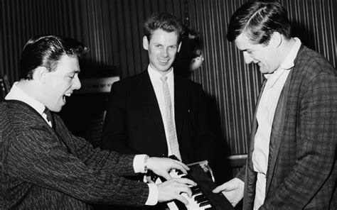 Vic Flick Guitarist Who Played The James Bond Theme For John Barry And