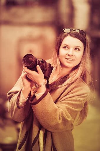 여자 잡고 카메라와 사진 촬영 10월에 대한 스톡 사진 및 기타 이미지 10월 4월 9월 Istock