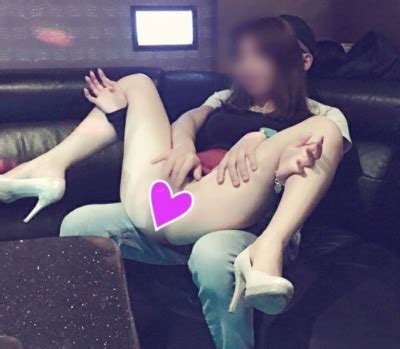노래방에서 초대남에게 수치스럽게 봉지 벌려 보이 Tumbex