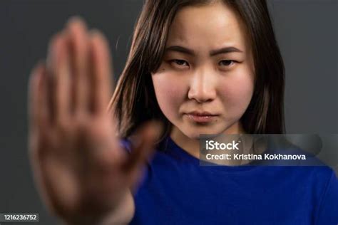 아시아 여자 거부 와 No 손 기호 제스처 회색 배경에 아름다운 소녀 또는 학생의 초상화 거부 동의 거부 갈색 머리에 대한 스톡