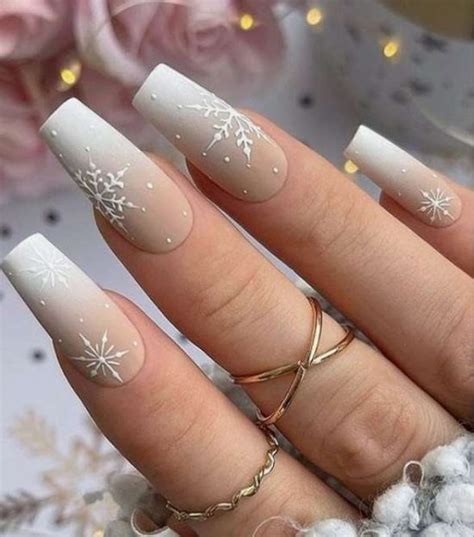 Коледен маникюр 30 Идеи за празнични нокти 202425