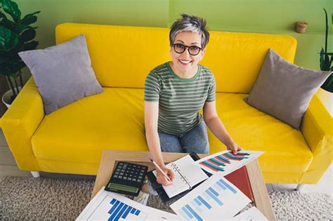 매력적인 연금 수급자 숙녀 일하는 종이 거래 옷을 입은 녹색 의류 집 실내 방의 전체 길이 사진 50 54세에 대한 스톡 사진 및 기타 이미지 Istock