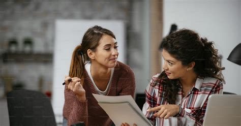 사무실에서 함께 일하는 여자 친구 일하는 동안 즐거운 시간을 보내는 여자 친구 사진 Unsplash의 사무실 이미지
