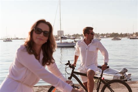 바다에서 자전거를 타고 함께 아름다운 아침을 즐기는 선임 부부 선택적 초점 2명에 대한 스톡 사진 및 기타 이미지 2명 건강한 생활방식 놀기 Istock