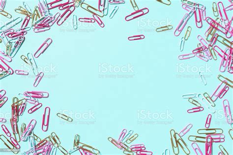 파란색 배경에 여러 가지 빛깔의 종이 클립의 프레임입니다 학교로 돌아갑니다 사무실 비즈니스 서류 교육 개념 배너 개념에 대한 스톡 사진 및 기타 이미지 Istock