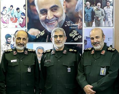 هر پرچمی که از دست توانای سرداری بیفتد سردار دیگری آن را برخواهد داشت