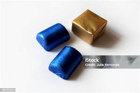 흰색 표면에 분리된 파란색과 황금색 호일로 감싼 초콜릿 캔디와 텍스트용 복사 공간 0명에 대한 스톡 사진 및 기타 이미지 0명 공휴일 금색 Istock