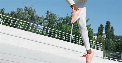 야외에서 트랙에 점프하는 스포츠 의류에 자신감 있는 젊은 아프리카 여성 사진 Unsplash의 스포츠 이미지